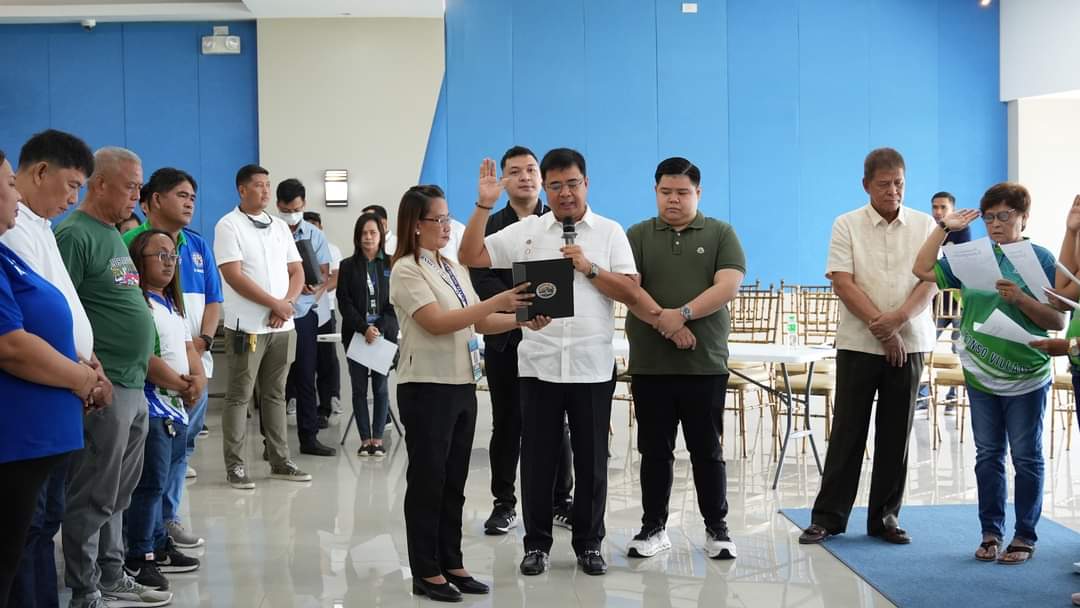 Imus City Mayor Leads Mass Oath-Taking for Newly Elected Homeowners ...