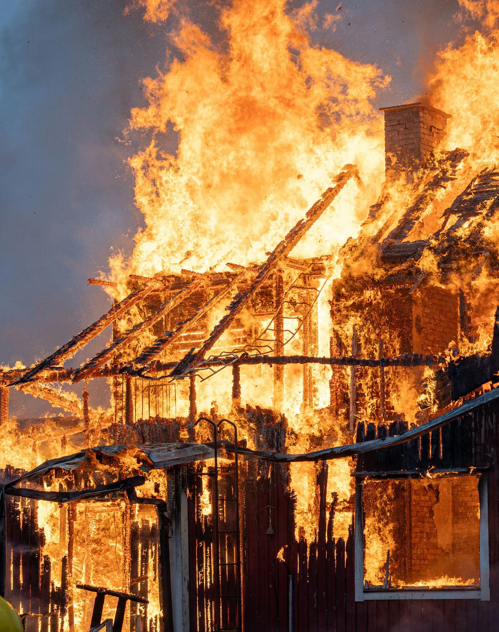 2 dead, including mother and daughter, in Bacoor fire that destroyed 30 ...